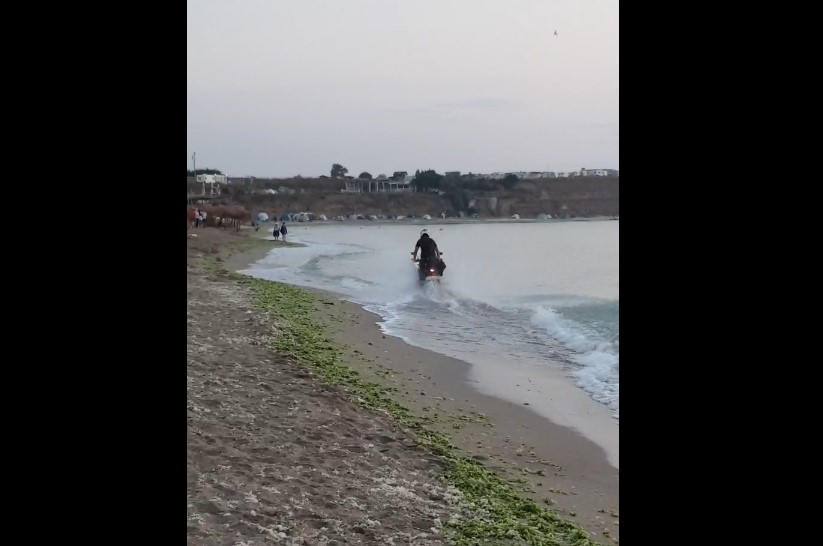 Motociclistul care a intrat cu motocicleta în mare la Vama Veche, sancţionat de poliţişti
